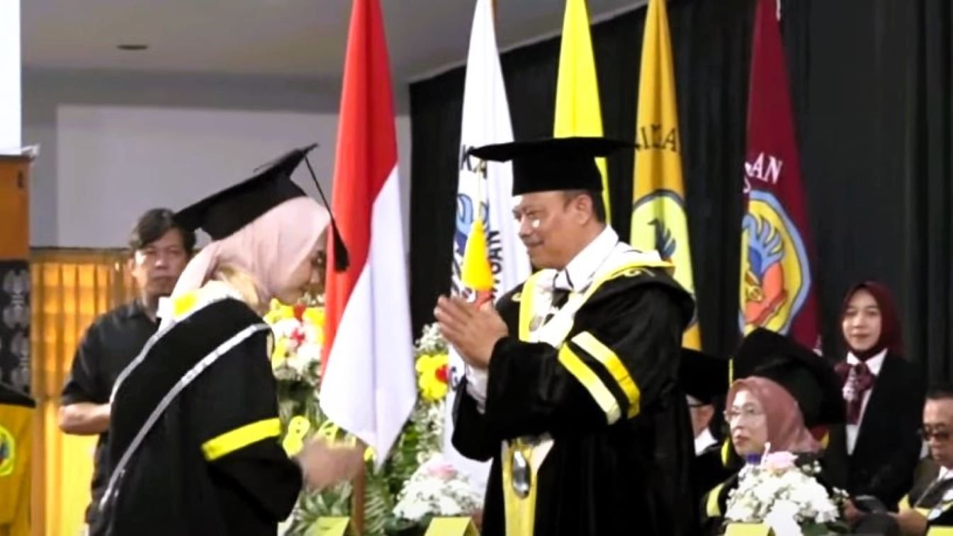UNIKU Gelar Wisuda Ke-32, Lulusan Diharap Adaptif di Era Disrupsi ...
